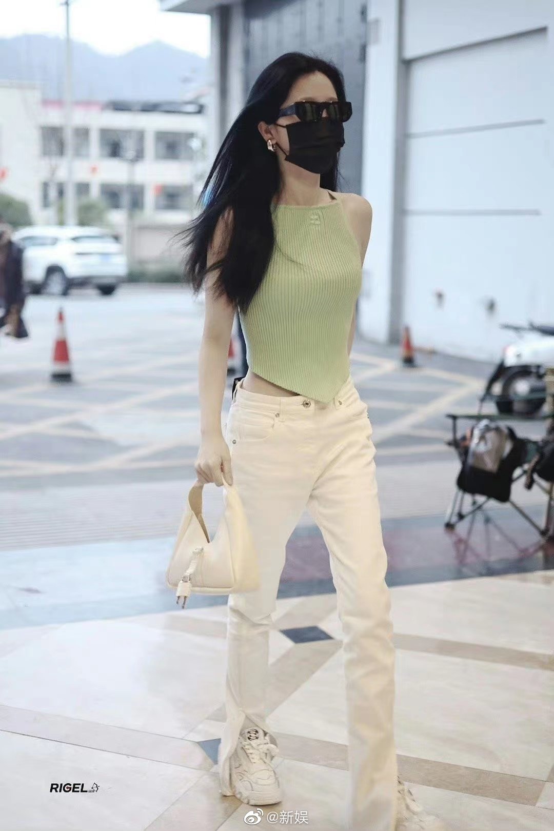 虞书欣上班路透图来啦 绿色吊带Look+白色低腰牛仔裤……|虞书欣|低腰|吊带_新浪新闻