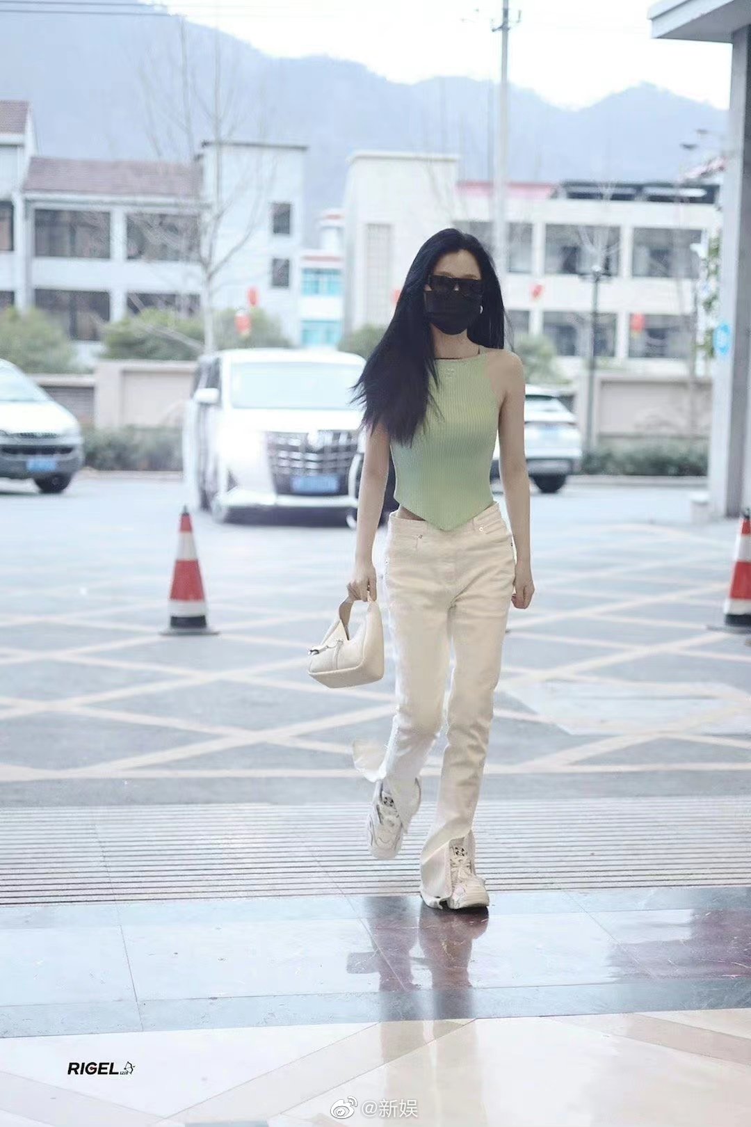 虞书欣上班路透图来啦 绿色吊带Look+白色低腰牛仔裤……|虞书欣|低腰|吊带_新浪新闻