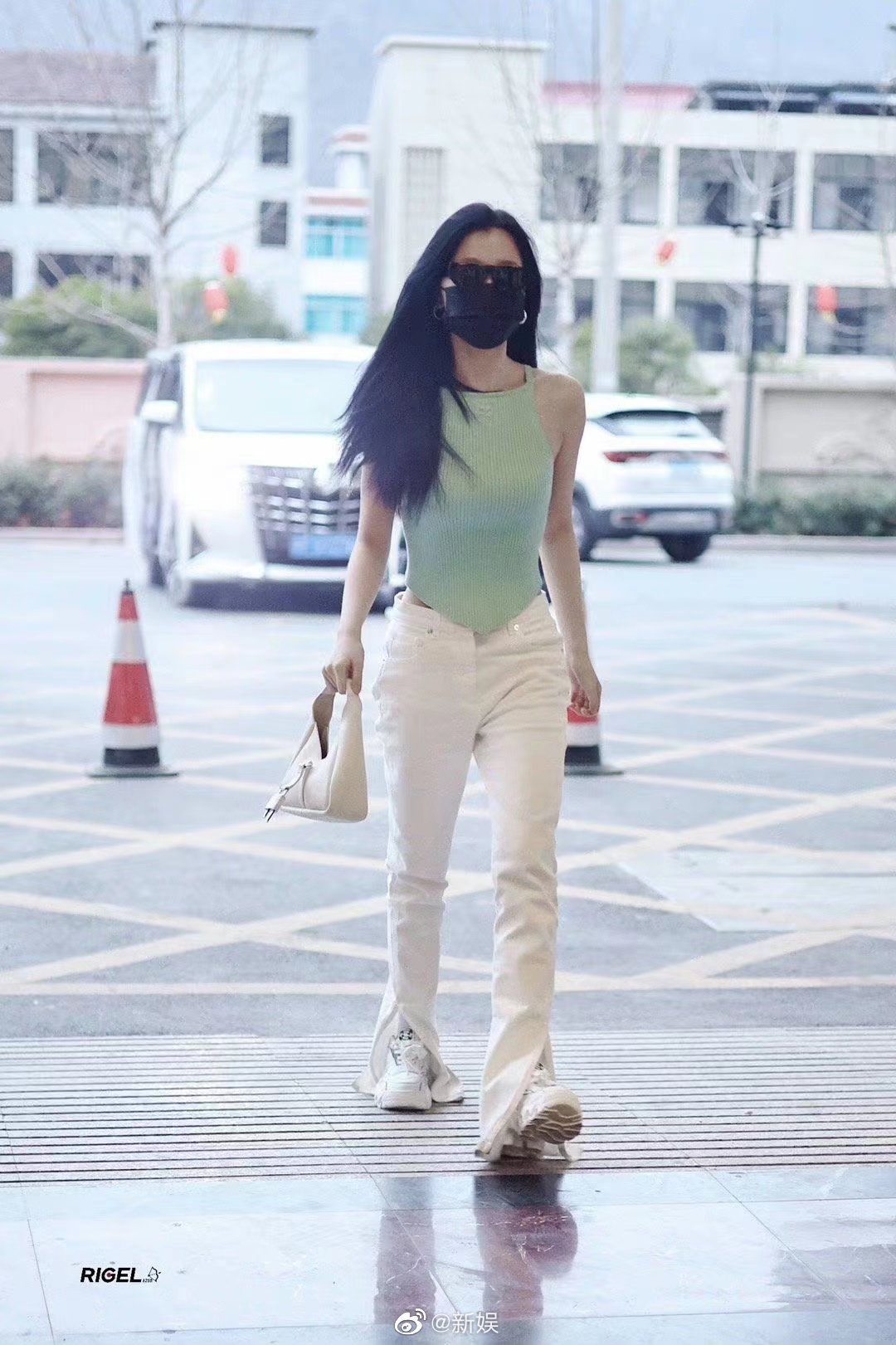 虞书欣上班路透图来啦 绿色吊带Look+白色低腰牛仔裤……|虞书欣|低腰|吊带_新浪新闻