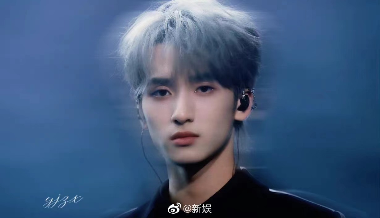 天啊好帅！严浩翔最新机场饭拍图来了！是金发小王子！