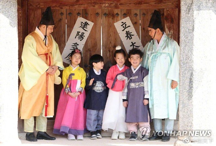 韩国贴白纸黑字春联庆立春