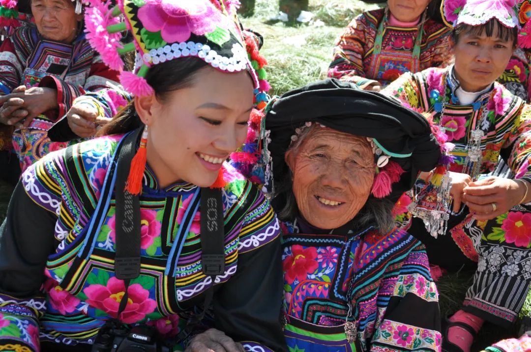 永仁直苴赛装节：千年彝装，一赛千年__财经头条