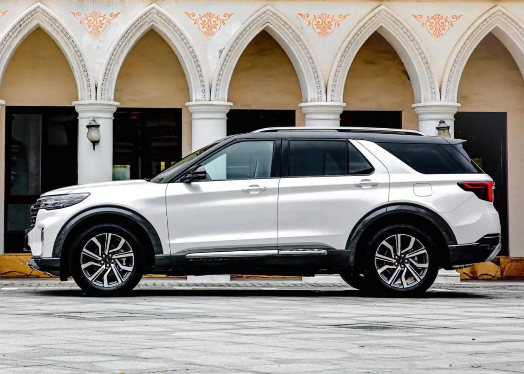 2.3T+10AT，27寸大屏，豪华后驱布局-手机新浪汽车