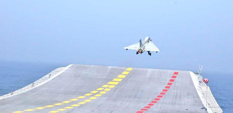 印度“光辉”战机首次在“维克兰特”号起降，印海军：里程碑