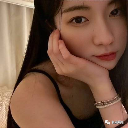 在这张脸上看到了很多人？