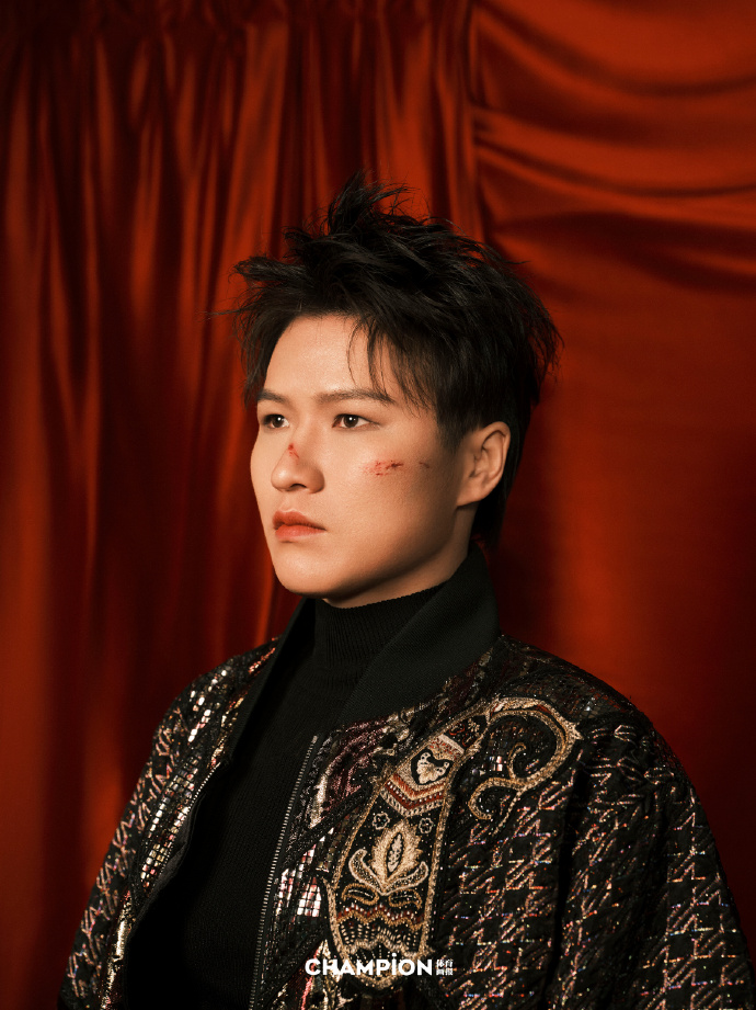 中国骄傲！张伟丽首次携金腰带登上《champion体育画报》杂志 体育画报 金腰带 张伟丽 新浪新闻