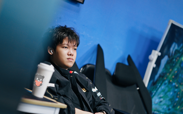 网友质疑RNG让汤圆首发，实力真不如培养大安？只能期待wei！