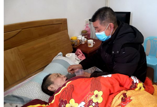 七旬老人16年如一日照顾瘫痪老伴__财经头条