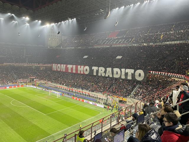 情人节的告白，米兰球迷看台Tifo：我没有背叛你|热刺|AC米兰_新浪新闻