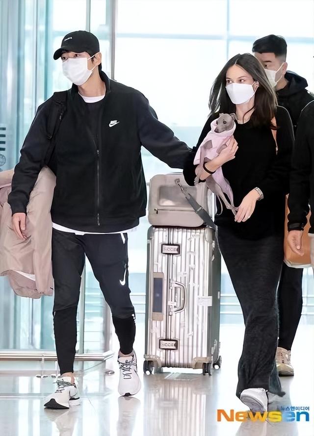 新婚妻子挺孕肚陪宋仲基出国拍戏，出动多名保安筑人墙保护宋太太