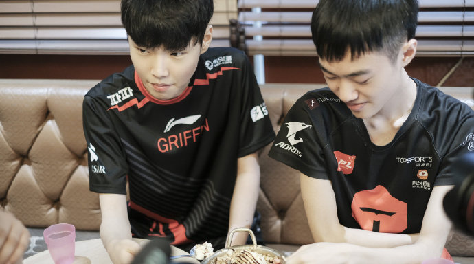 为什么Knight比赛打的这么臭，要荣誉最高四强，一个LPL冠军……|lpl|knight_新浪新闻