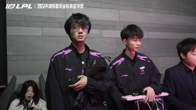 赛前花絮 为自己设计出场动作的Leyan_新浪新闻