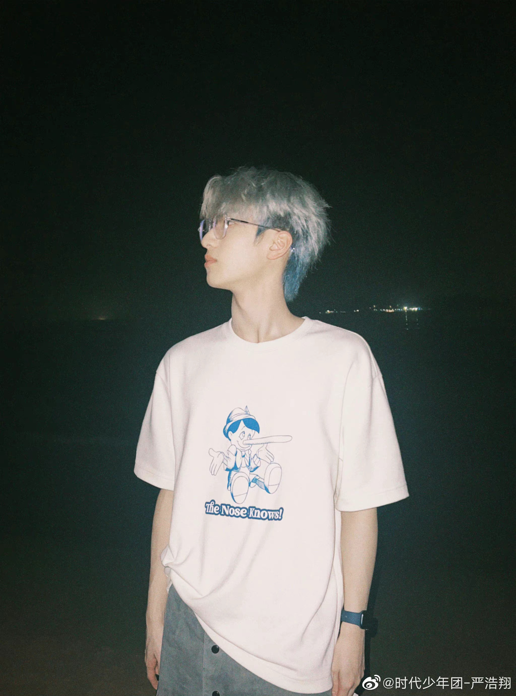 严浩翔海南海边随拍🈶 夜晚微风中的白T少年，侧颜精致又帅气