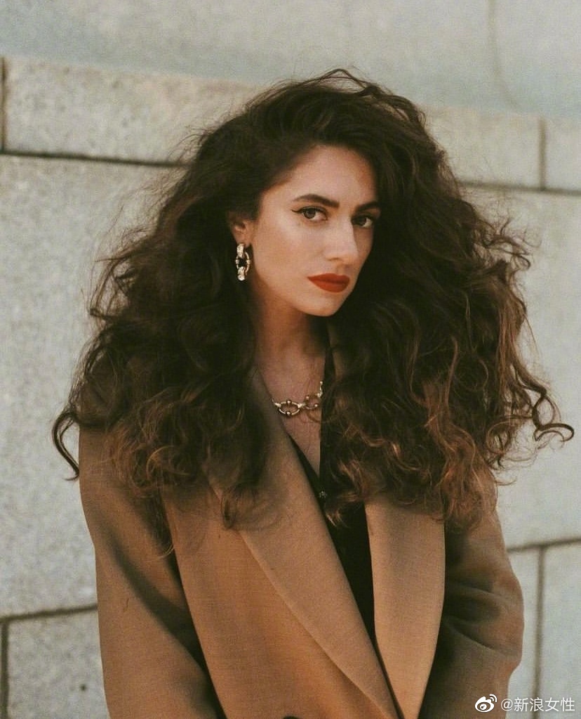 Léanne Ansar是一位来自法国的穿搭博主……