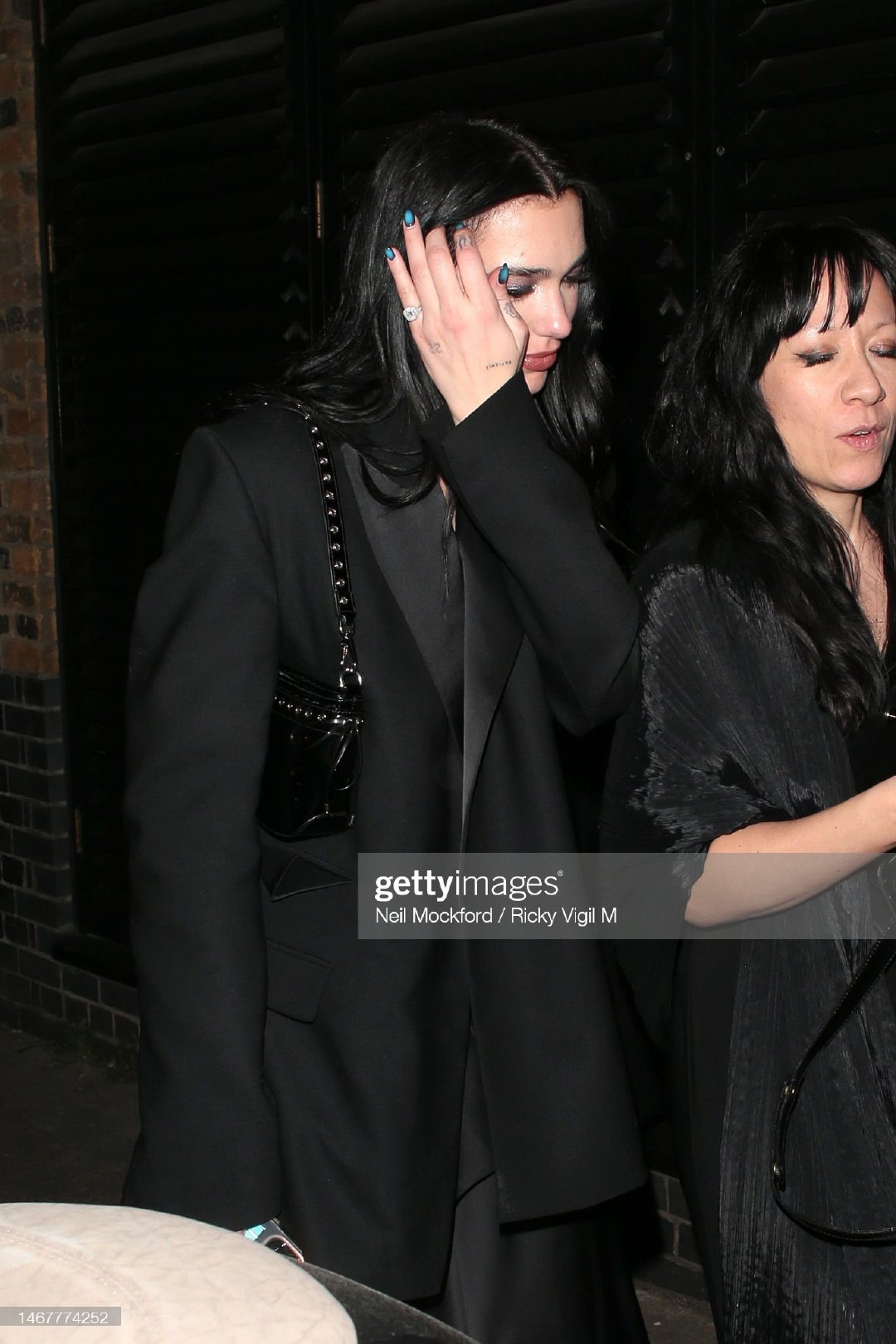 星街拍｜啪姐DUALIPA今晚抵达伦敦 Chiltern Firehouse 举行的……|街拍|伦敦|颁奖晚会_新浪新闻