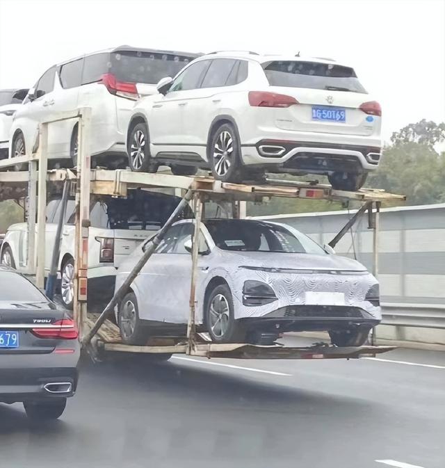 小鹏G7路试谍照曝光，或将采用全新B级车平台+一体式压铸车身__财经头条