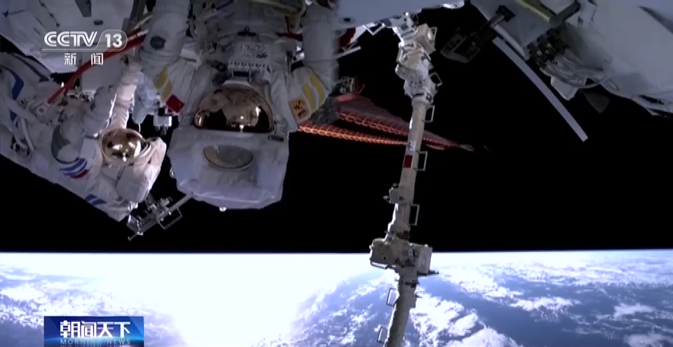 中国载人航天工程三十年成就展丨不断攻坚克难 创造“飞天”奇迹_手机新浪网