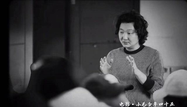 46岁王大治罕见现身，跨界做编导模样不修边幅，衣服紧绷头发乱飞 -6parkbbs.com