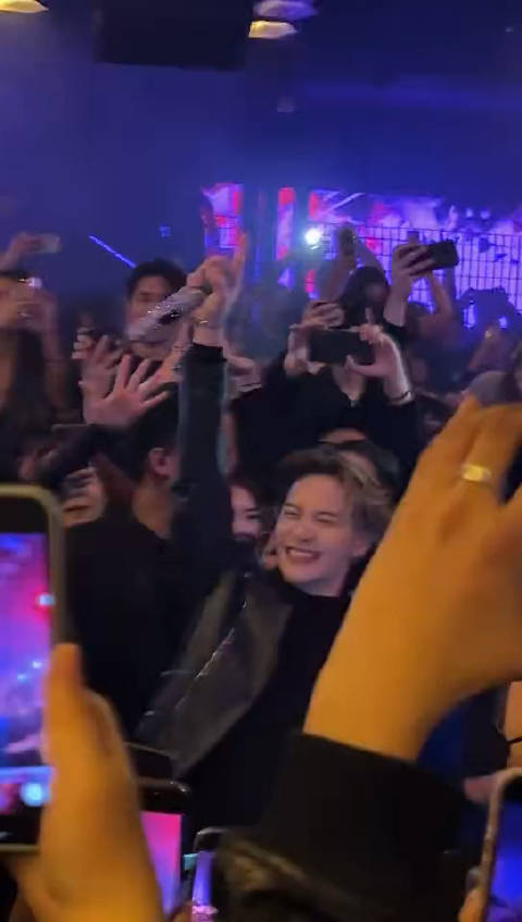 王嘉尔在酒吧喝嗨了_新浪新闻