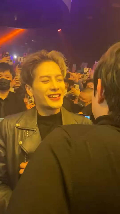 王嘉尔昨晚现身在上海某酒吧……_新浪新闻