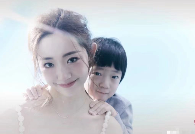 54岁三宝酒吧为老婆庆生，胡须花白当众甜蜜亲吻，俩儿女长相似爸 -6park.com