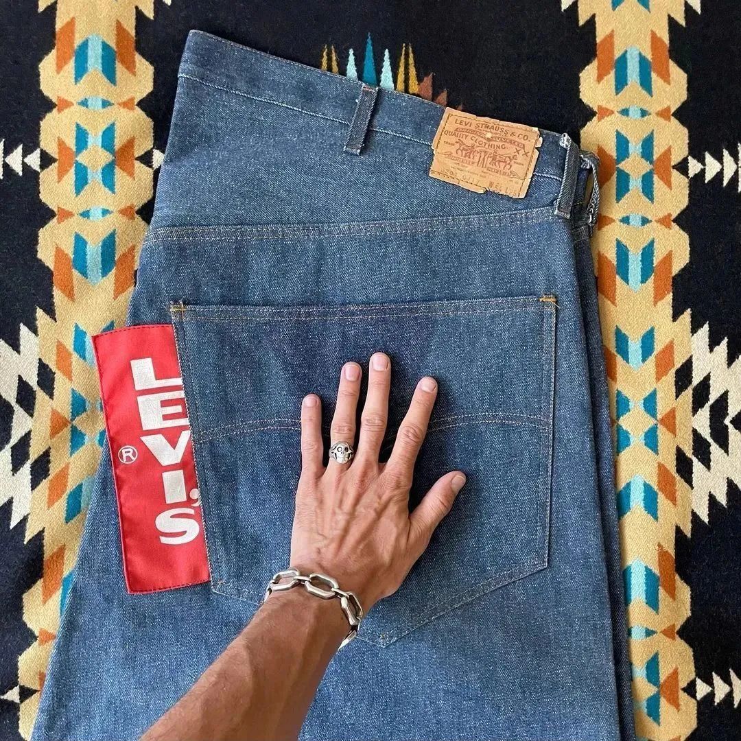 巨大的屁股！54码的李维斯Levi's牛仔裤，你们见过吗？|Levi's|李维斯|牛仔裤_新浪新闻