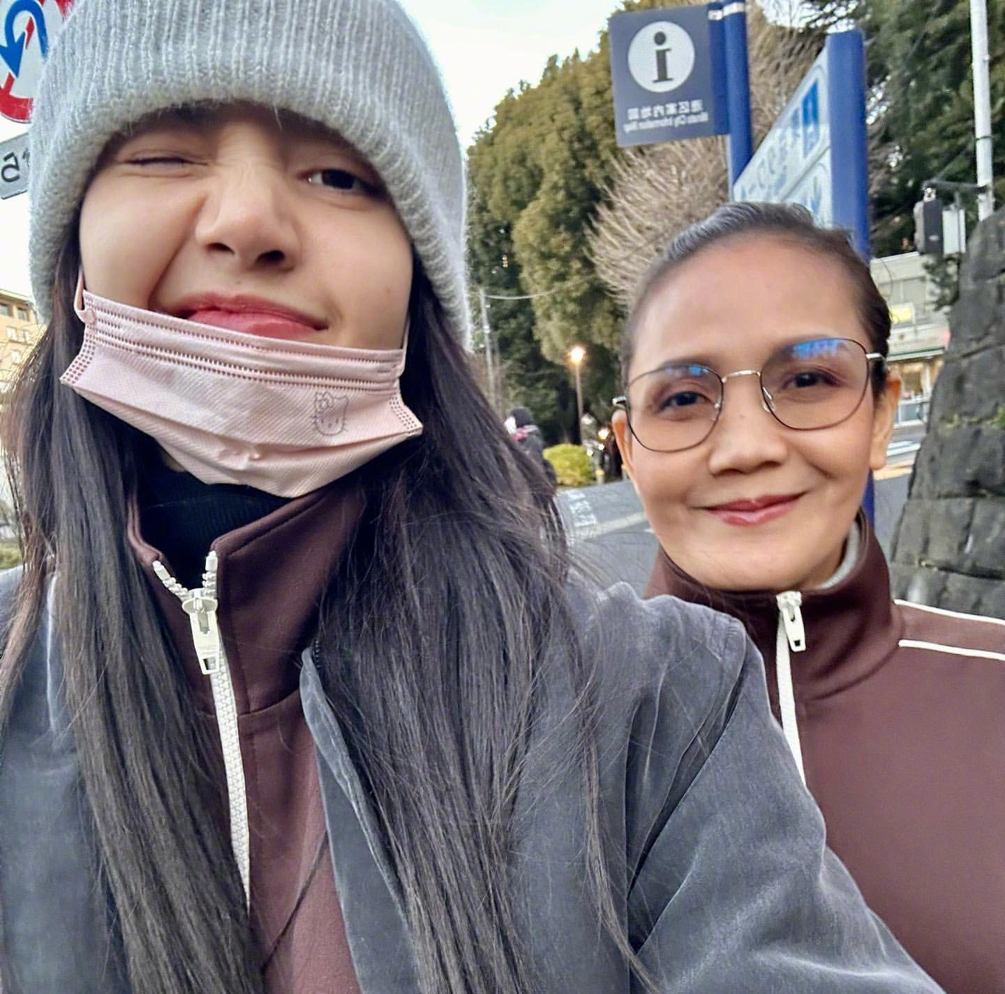 Lisa妈妈ins分享了和Lisa的合照，莎妈也好好看|Lisa_新浪新闻