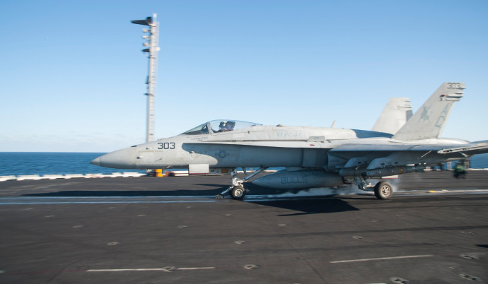 VFA-37中队举行空中指挥权交接仪式|指挥权|航母|阿曼湾|杜鲁门号_新浪新闻