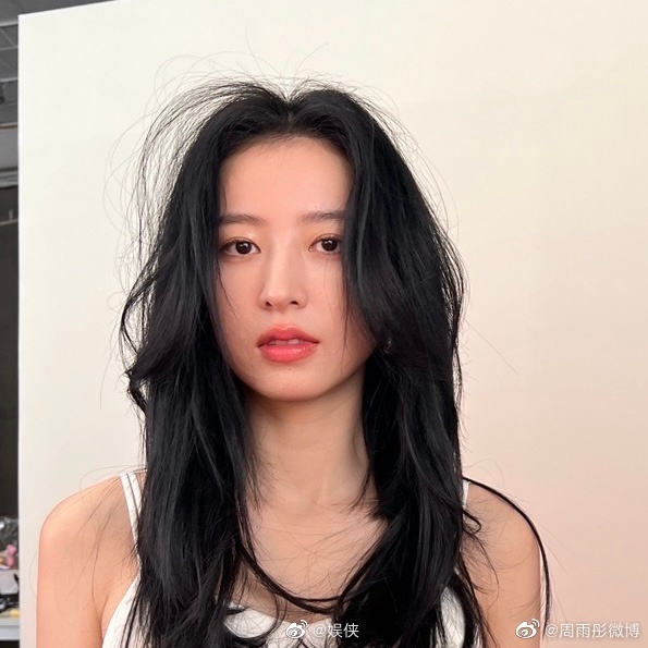 周雨彤长发造型好美啊，长发有一种文静乖巧的感觉……|周雨彤|长发|造型_新浪新闻