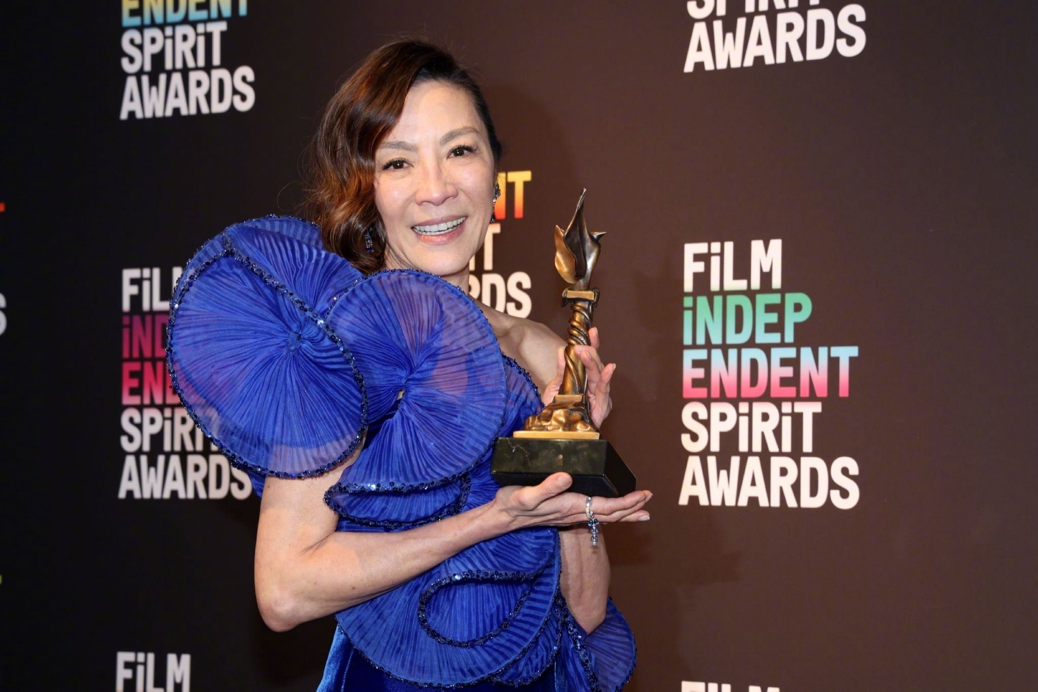 杨紫琼凭借《瞬息全宇宙》获得美国电影独立精神奖最佳主角|美国电影|瞬息全宇宙|杨紫琼_新浪新闻