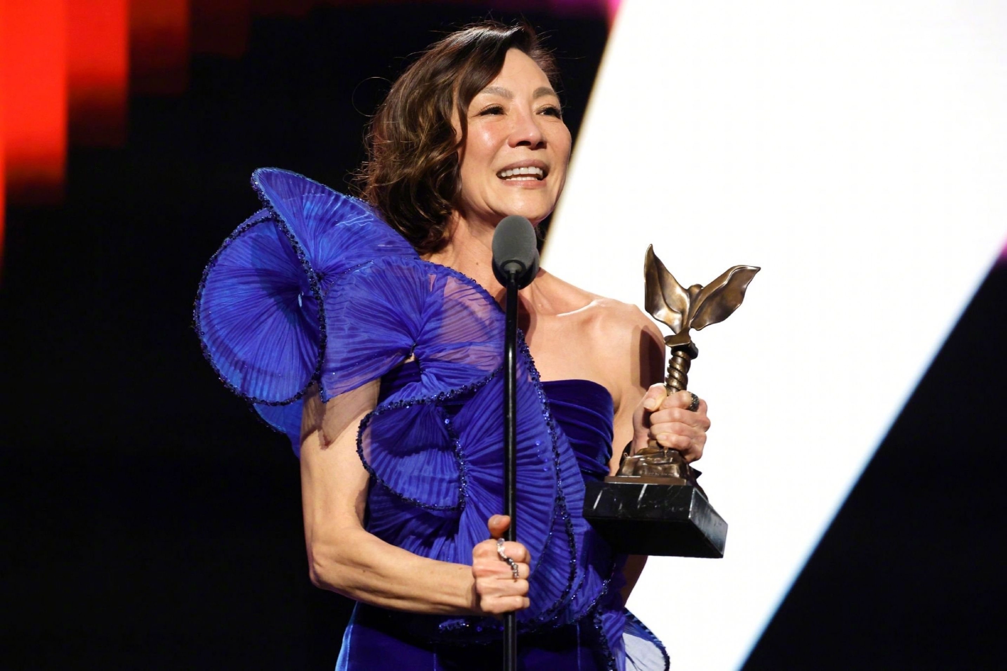 杨紫琼凭借《瞬息全宇宙》获得美国电影独立精神奖最佳主角|美国电影|瞬息全宇宙|杨紫琼_新浪新闻