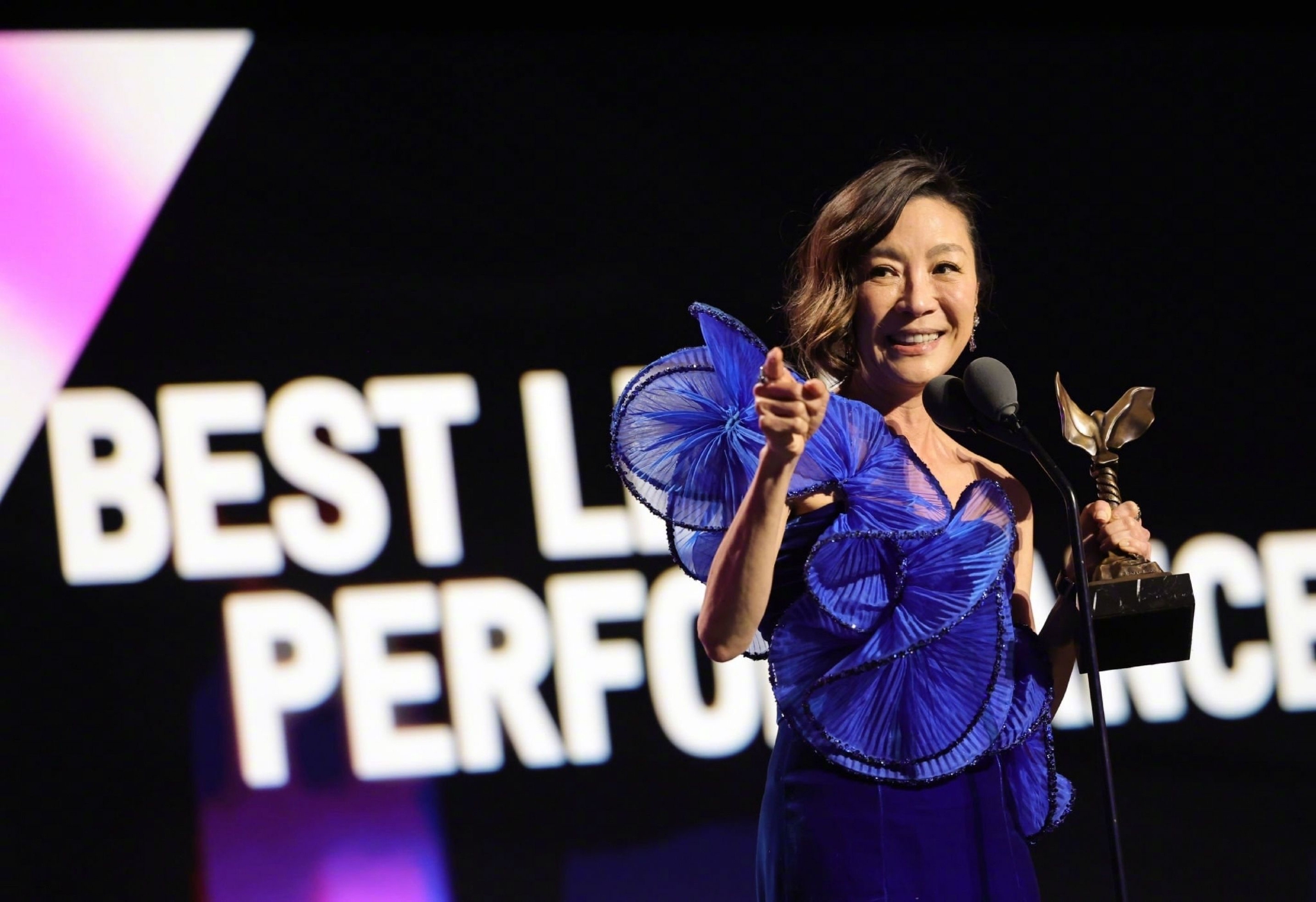 杨紫琼凭借《瞬息全宇宙》获得美国电影独立精神奖最佳主角|美国电影|瞬息全宇宙|杨紫琼_新浪新闻