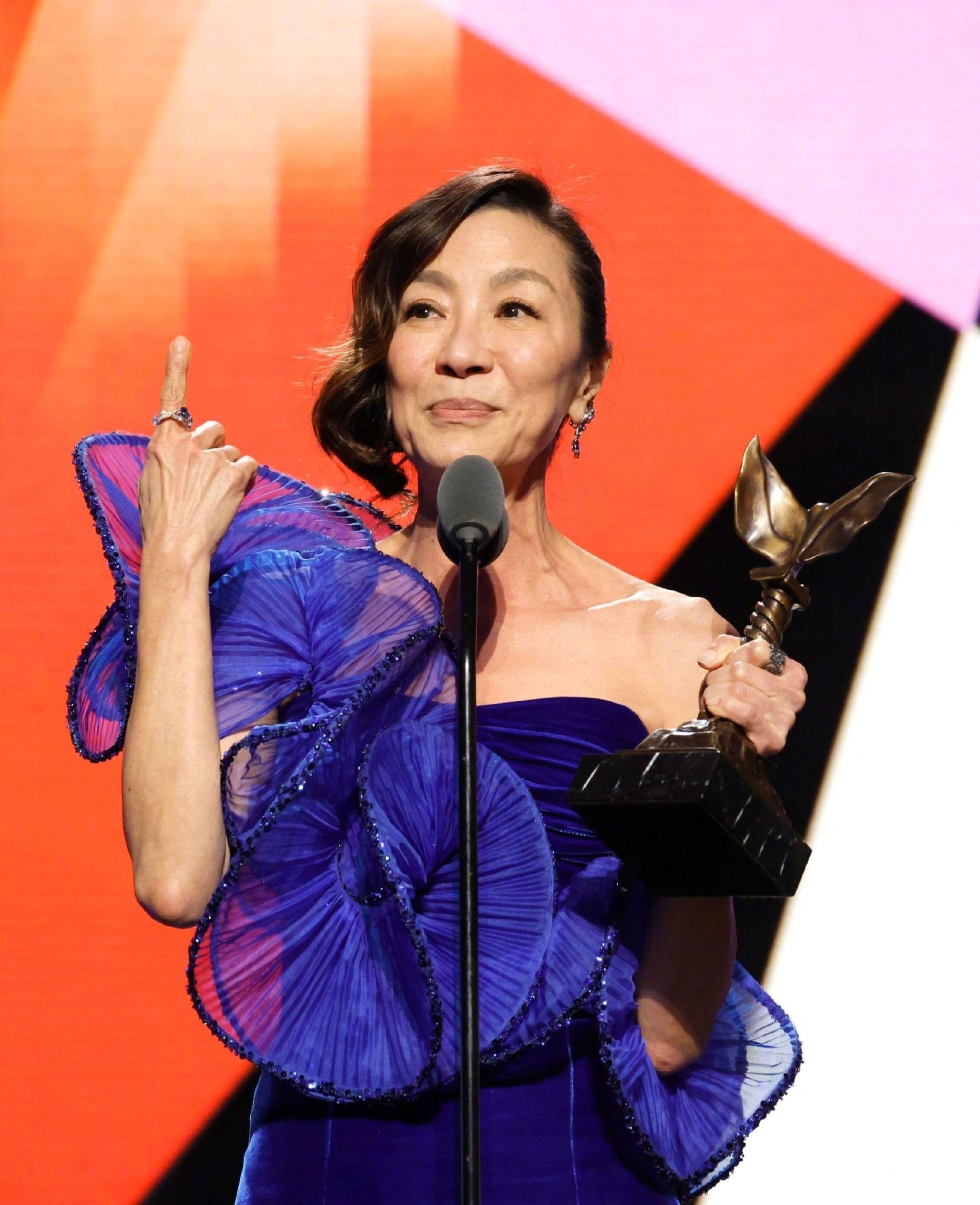 杨紫琼凭借《瞬息全宇宙》获得美国电影独立精神奖最佳主角|美国电影|瞬息全宇宙|杨紫琼_新浪新闻