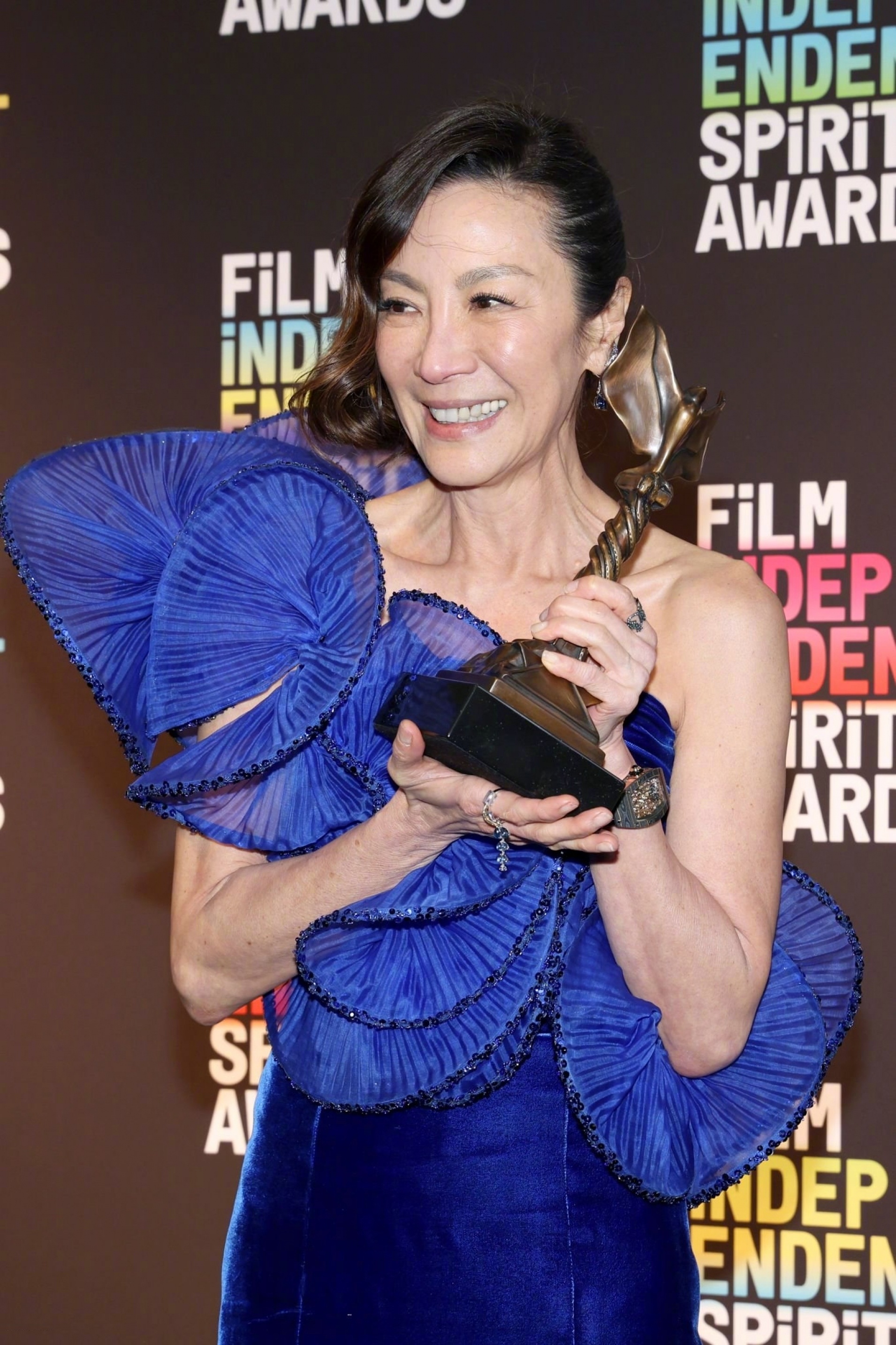 杨紫琼凭借《瞬息全宇宙》获得美国电影独立精神奖最佳主角|美国电影|瞬息全宇宙|杨紫琼_新浪新闻