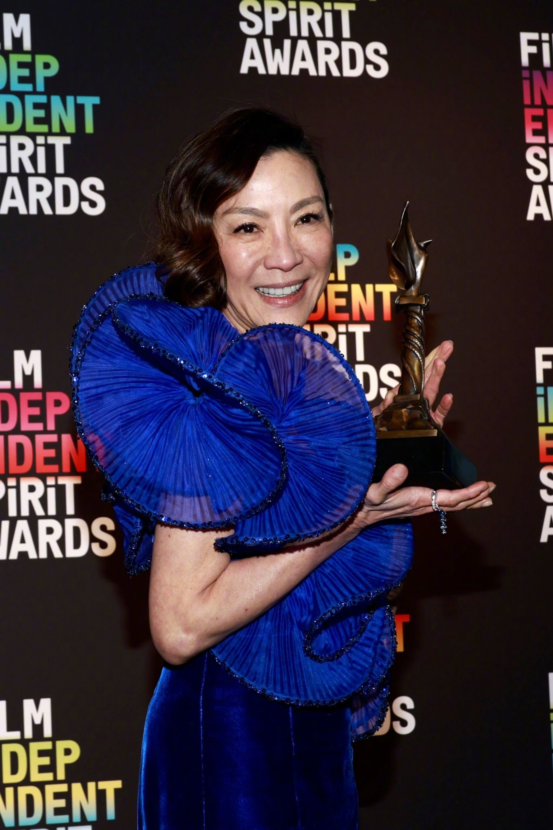 杨紫琼凭借《瞬息全宇宙》获得美国电影独立精神奖最佳主角|美国电影|瞬息全宇宙|杨紫琼_新浪新闻