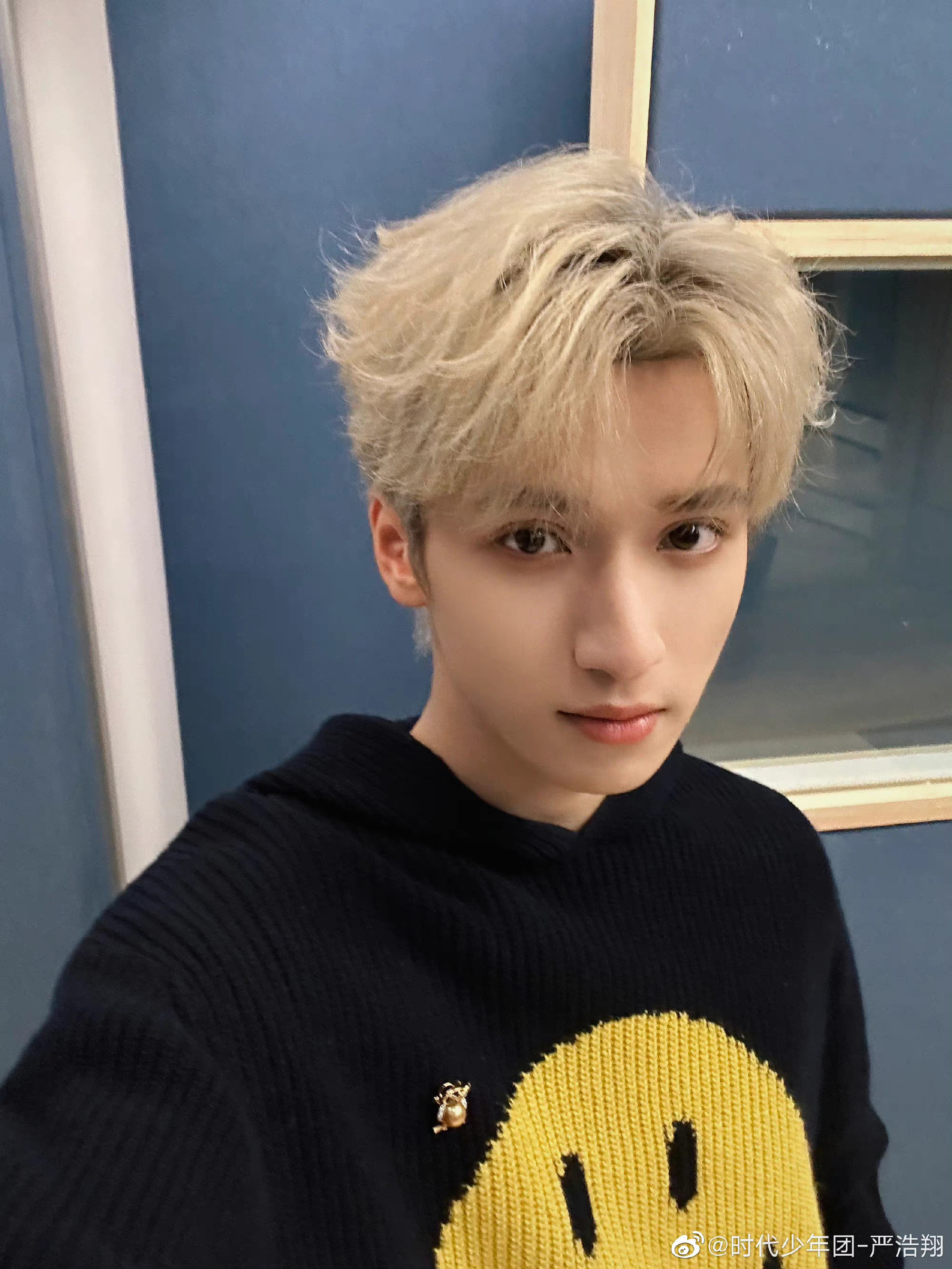 严浩翔晒金发自拍 今天也是很酷的金发帅哥|严浩翔_新浪新闻