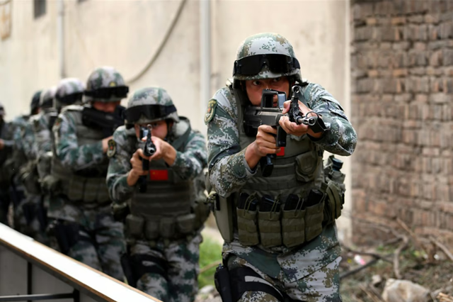 解放军和武警，联合演练城市巷战，岛内的反应说明，有人已看懂了