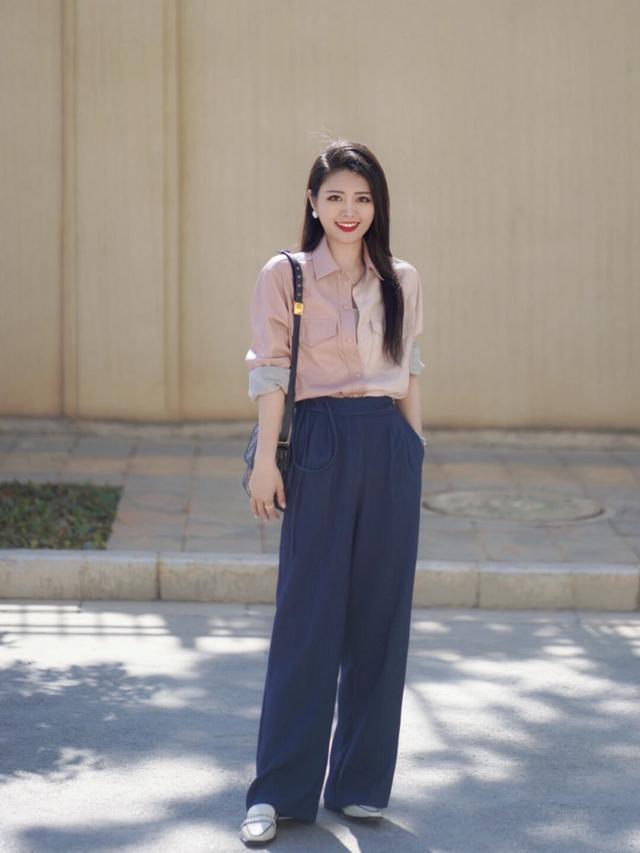 今年流行一种穿法，衬衫+阔腿裤=春天最洋气穿搭，既显气质又时髦