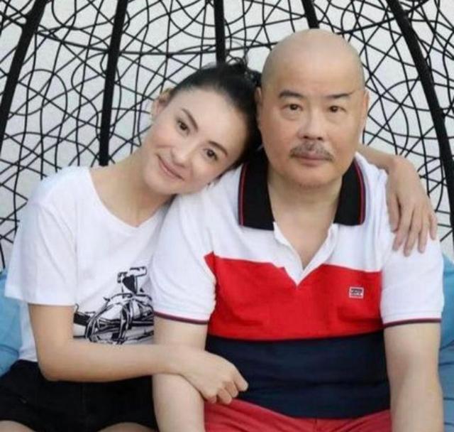 张柏芝晒混血妈妈近照，母女俩美颜相似，与亲弟张柏文游泳感情好