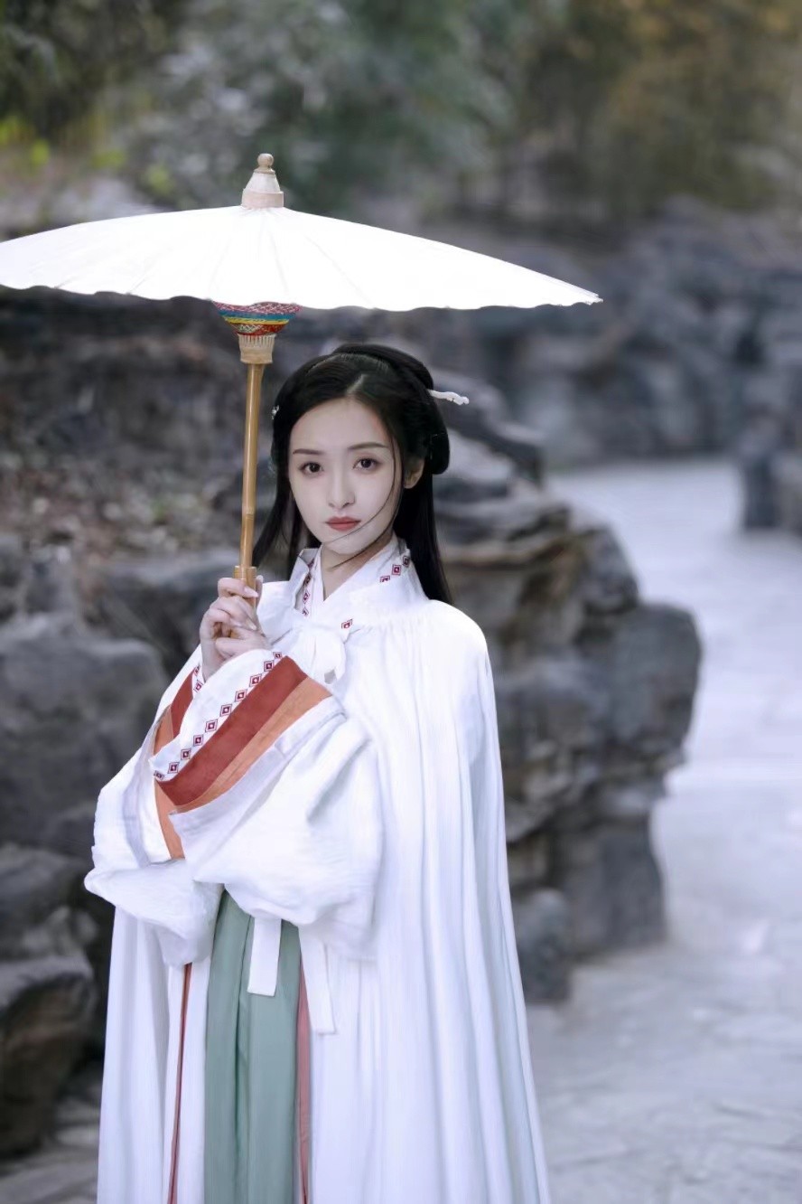 《青梅酸酸你微甜》热播 孙嘉琪古风写真释出清雅脱俗