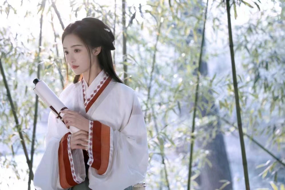 《青梅酸酸你微甜》热播 孙嘉琪古风写真释出清雅脱俗