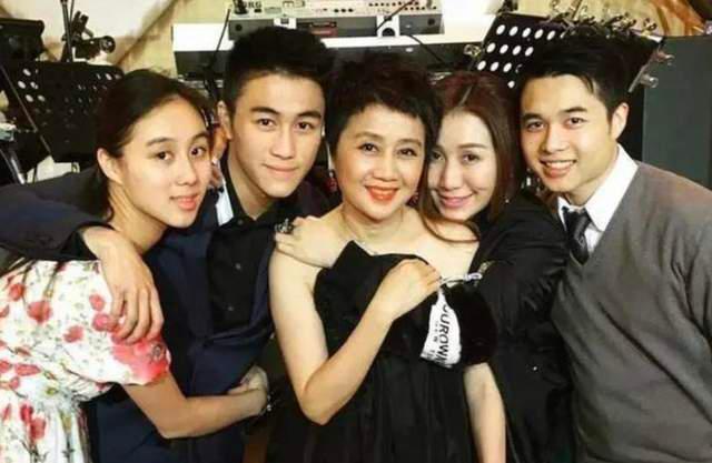 赌王儿女出席富豪婚礼，何猷君何超欣带外甥女露面，奚梦瑶未现身|何超欣|何猷君|外甥女_新浪新闻