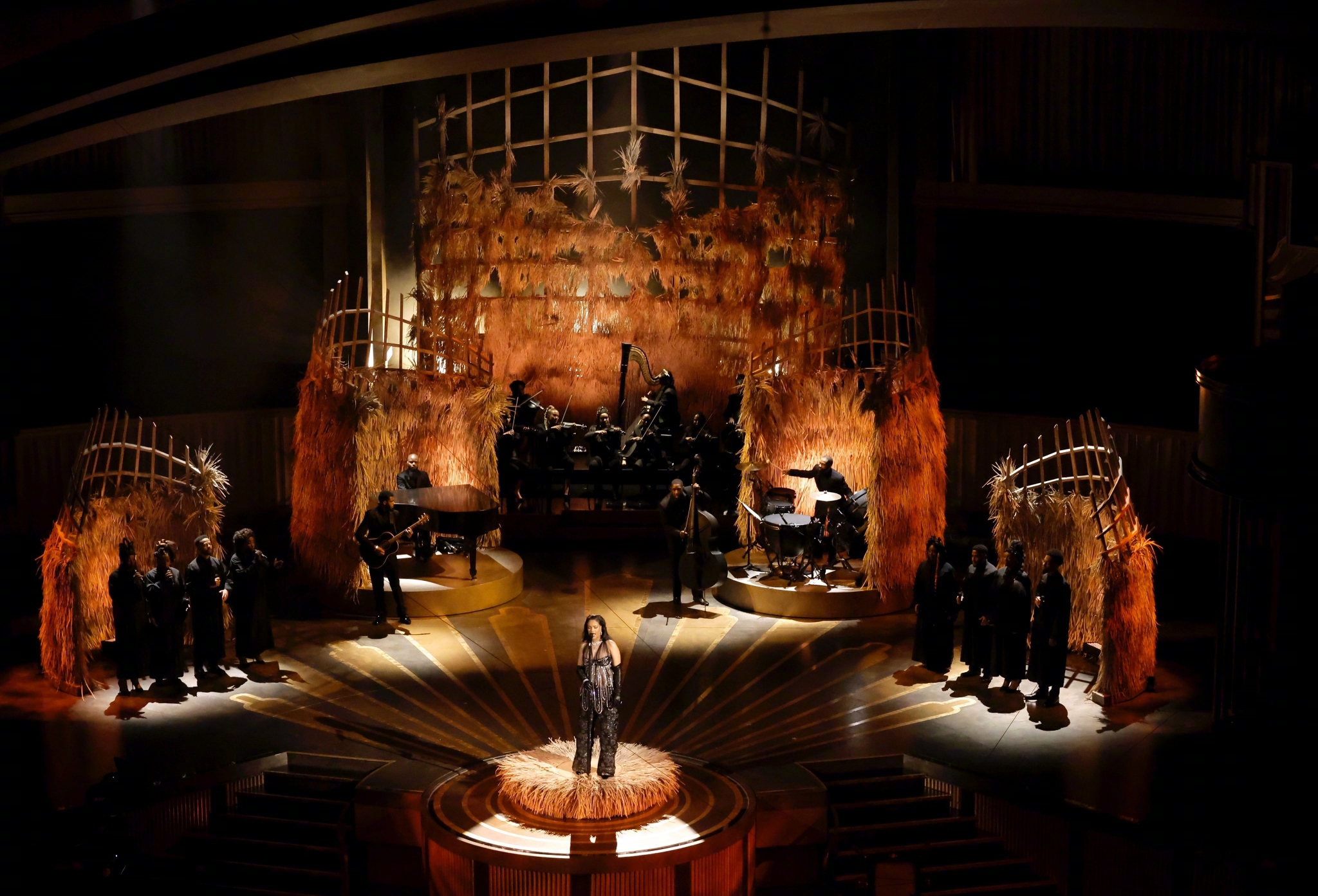 蕾哈娜第95届颁奖礼上台演唱《黑豹2》主题曲《Lift Me Up》！