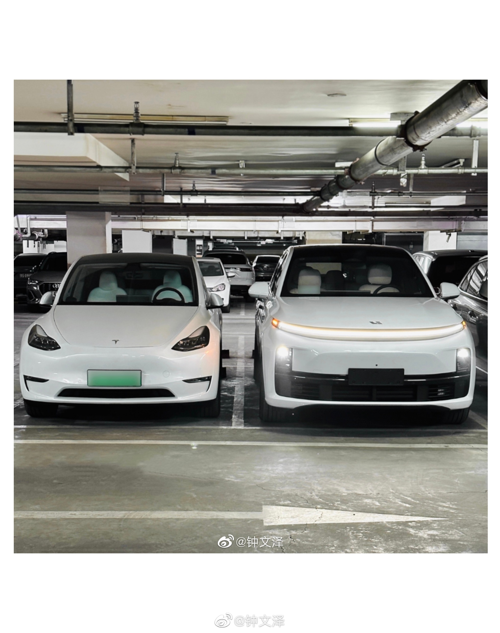特斯拉 Model Y 和理想 L7 Pro 并排停在一起的样子……-新浪汽车