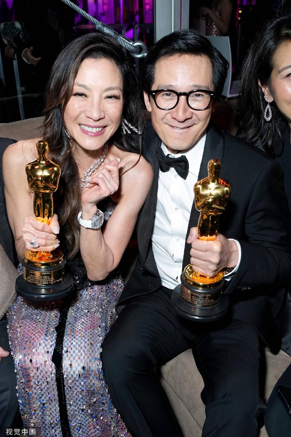 高清多图！杨紫琼亮相奥斯卡庆功宴，摇晃酒杯闪耀全场