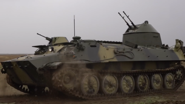 真要弹尽粮绝了？俄罗斯将70年前舰炮搬上装甲车，竟能大杀四方