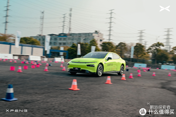赛道试驾了小鹏P7i，告诉你到底值不值得买__财经头条