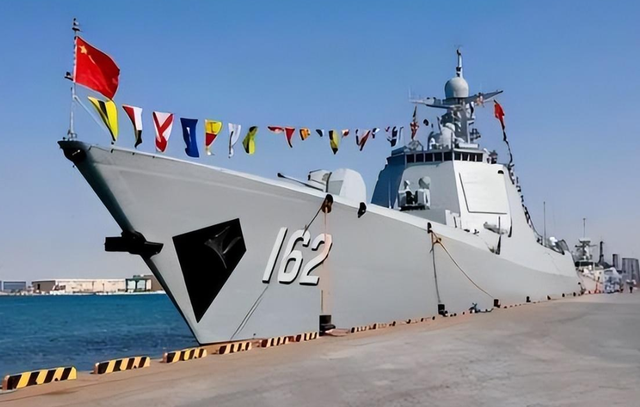 中东联合海上演习，不只中俄伊三国参加，052DL型舰是总指挥舰？__财经头条