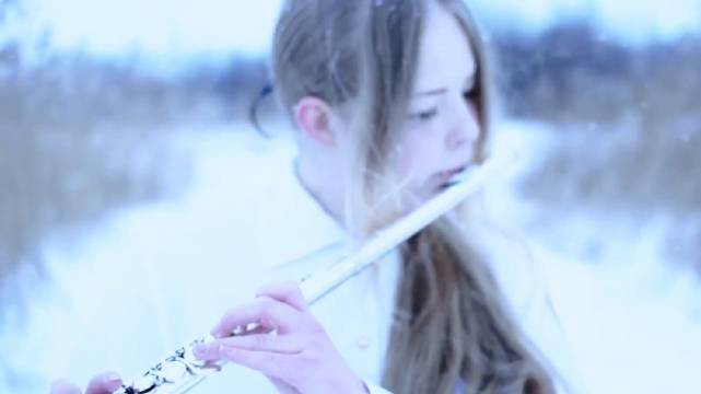 俄罗斯年轻貌美的长笛手Astya Soarine演奏《紫罗兰永恒花园》|俄罗斯|紫罗兰永恒花园_新浪新闻