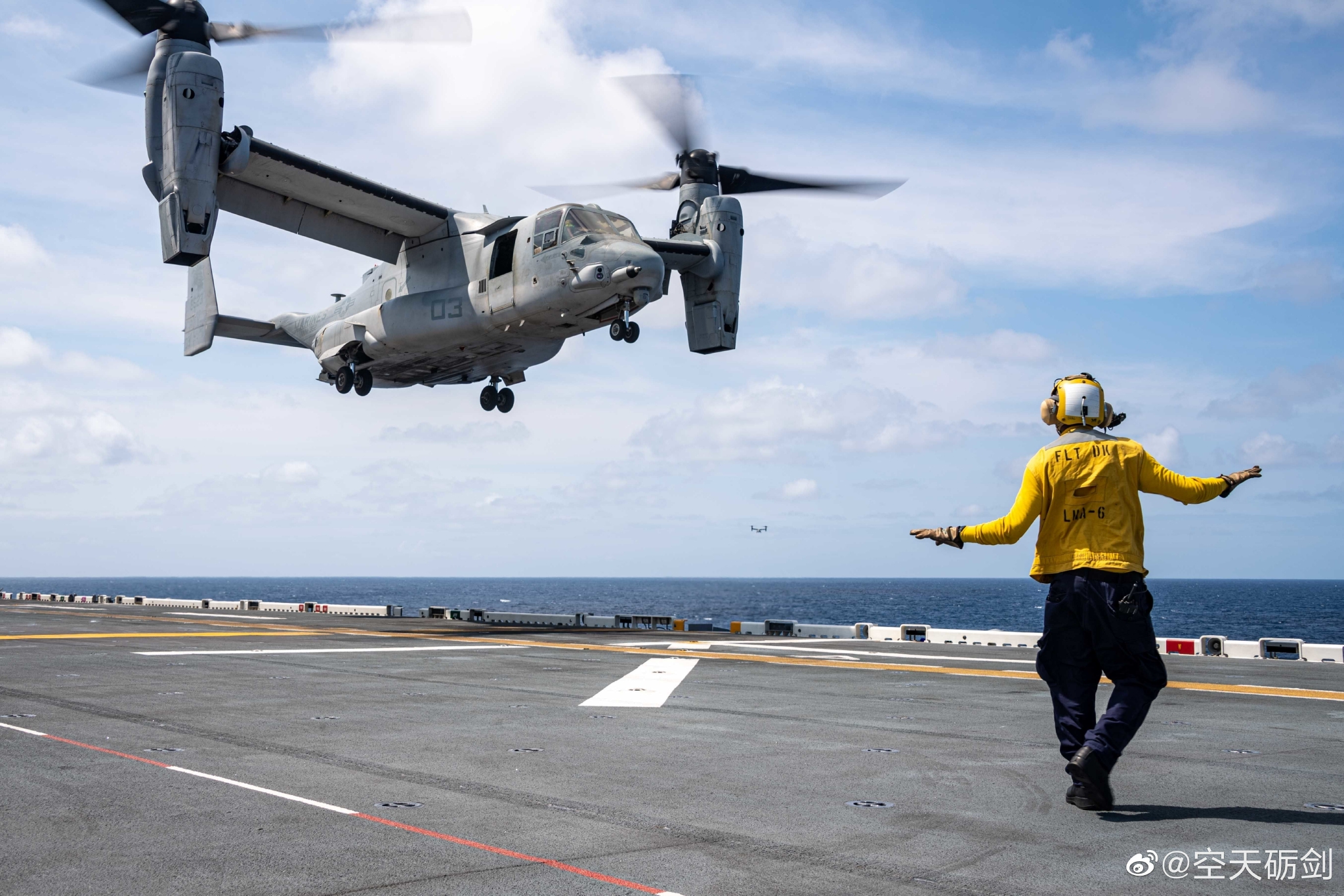 近日，美国海军“美国”号（LHA-6）两栖攻击舰携带MV-22B倾转旋……